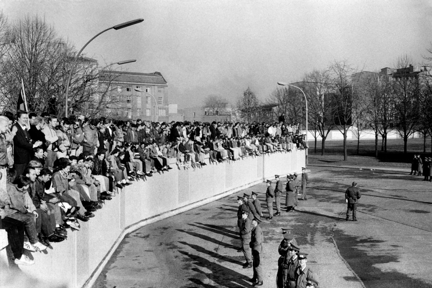 When the Berlin Wall came tumbling down | Correspondent