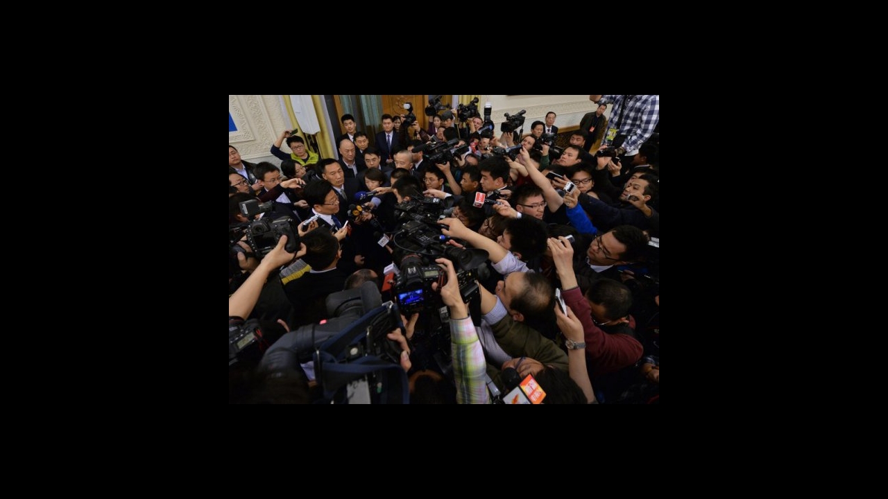 How to survive a media scrum | Correspondent